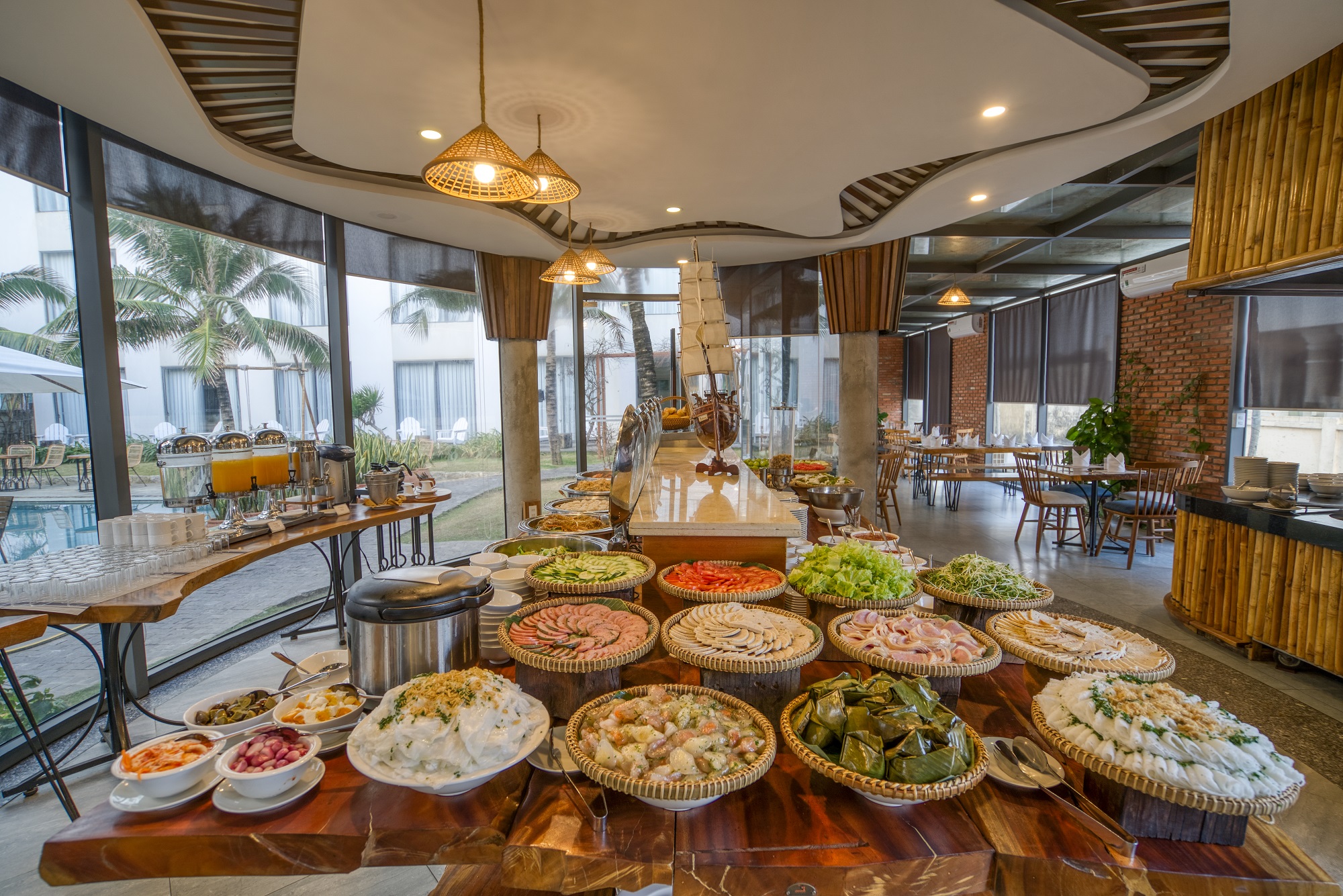 Vì sao không nên bỏ lỡ buffet sáng tại Sala TuyHoa Beach Hotel? - Tập ...